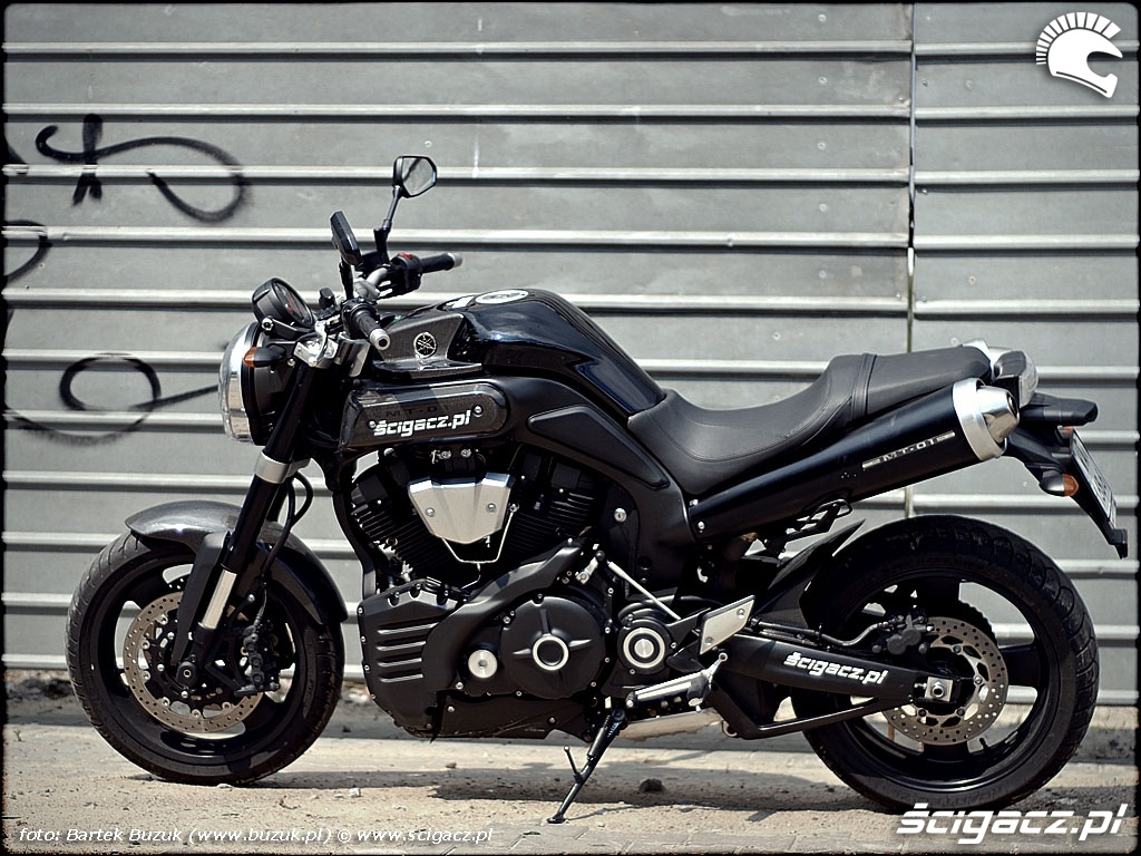 Zdjęcia: yamaha mt-01 przy plocie - Yamaha MT-01 kontra Suzuki B-King